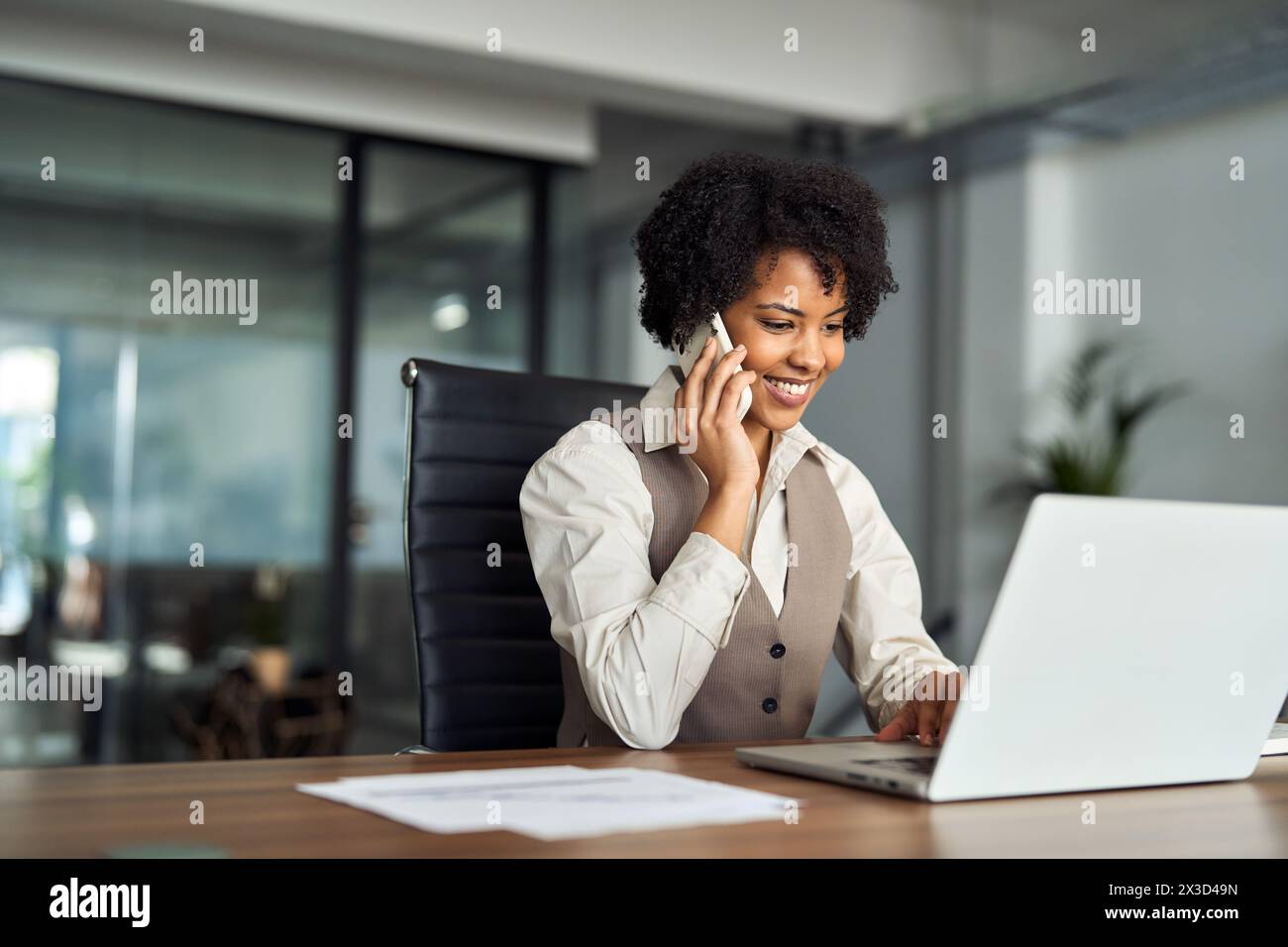 African woman making telephone call hi-res stock photography and images ...