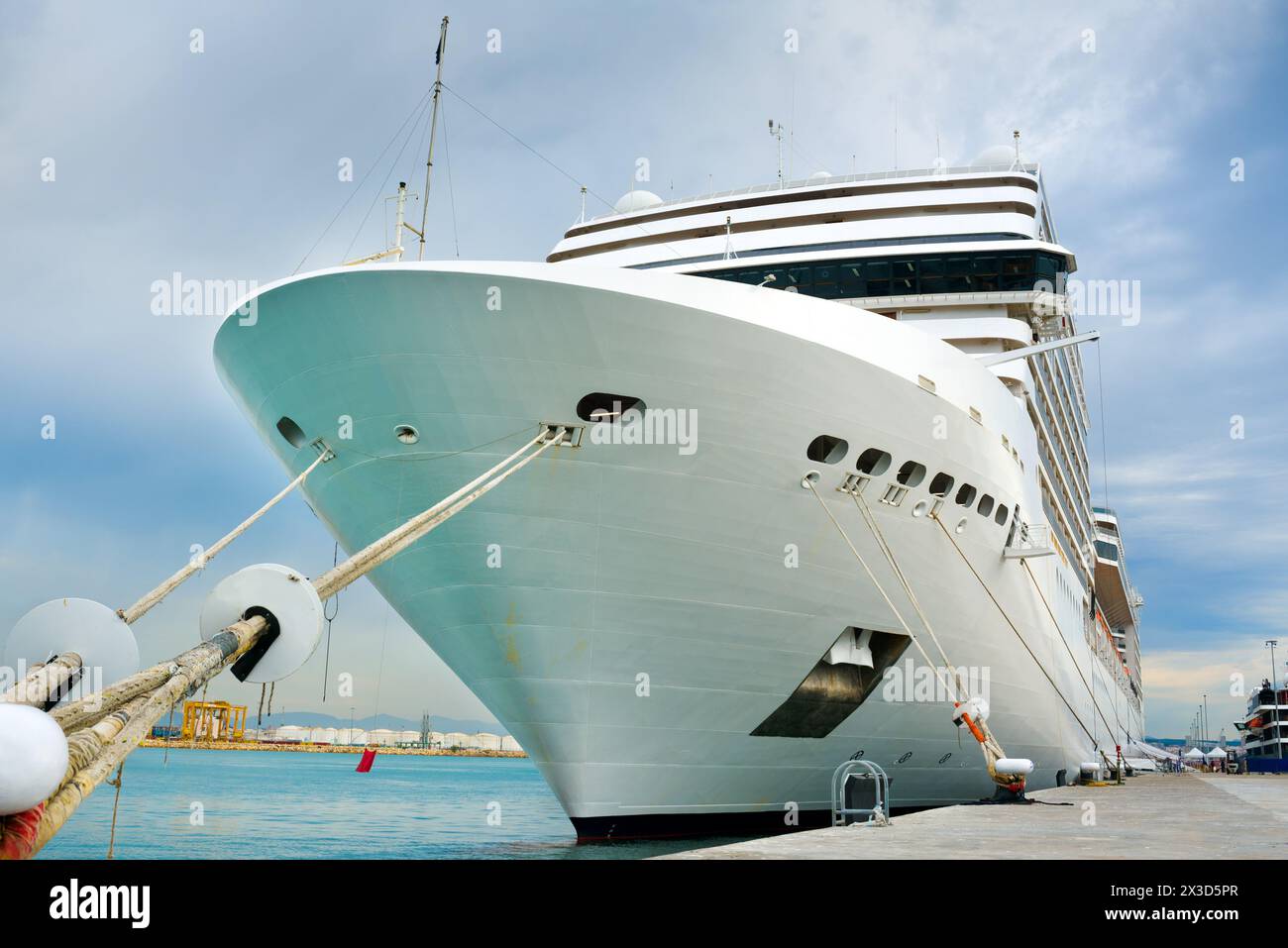 Ship at pier hi-res stock photography and images - Alamy