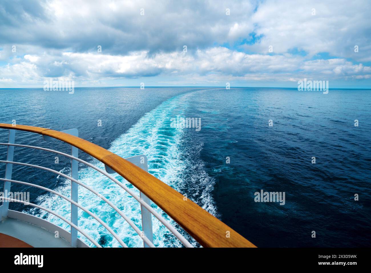 Stern wave hi-res stock photography and images - Alamy