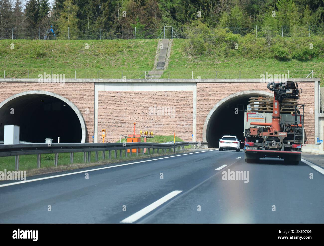 Tunnel Hochwald 25.04.2024, Zella-Mehlis, Einfahrt Tunnel Hochwald auf ...