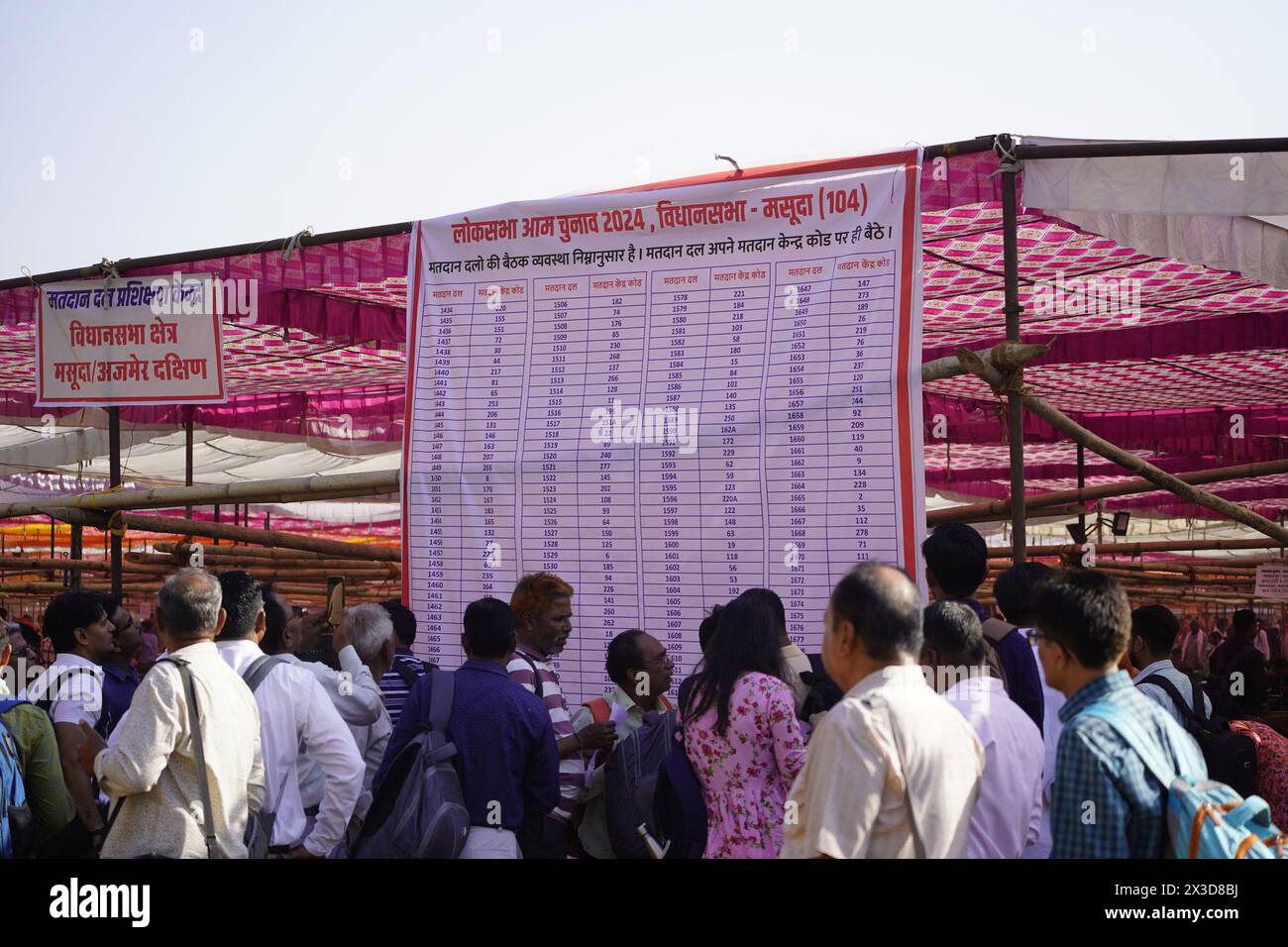 Electronic voting machines india hi-res stock photography and images ...