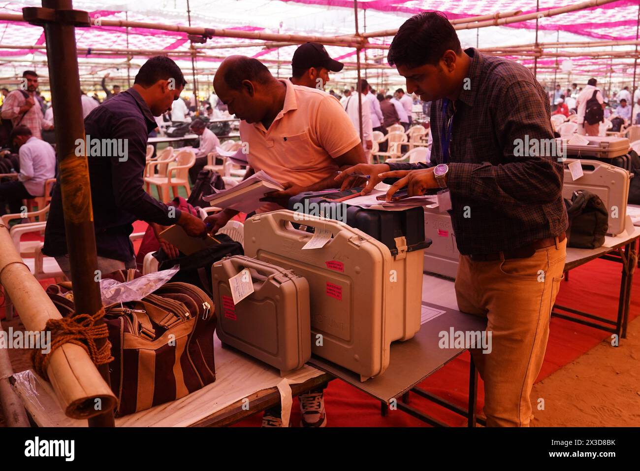 Electronic voting machines india hi-res stock photography and images ...