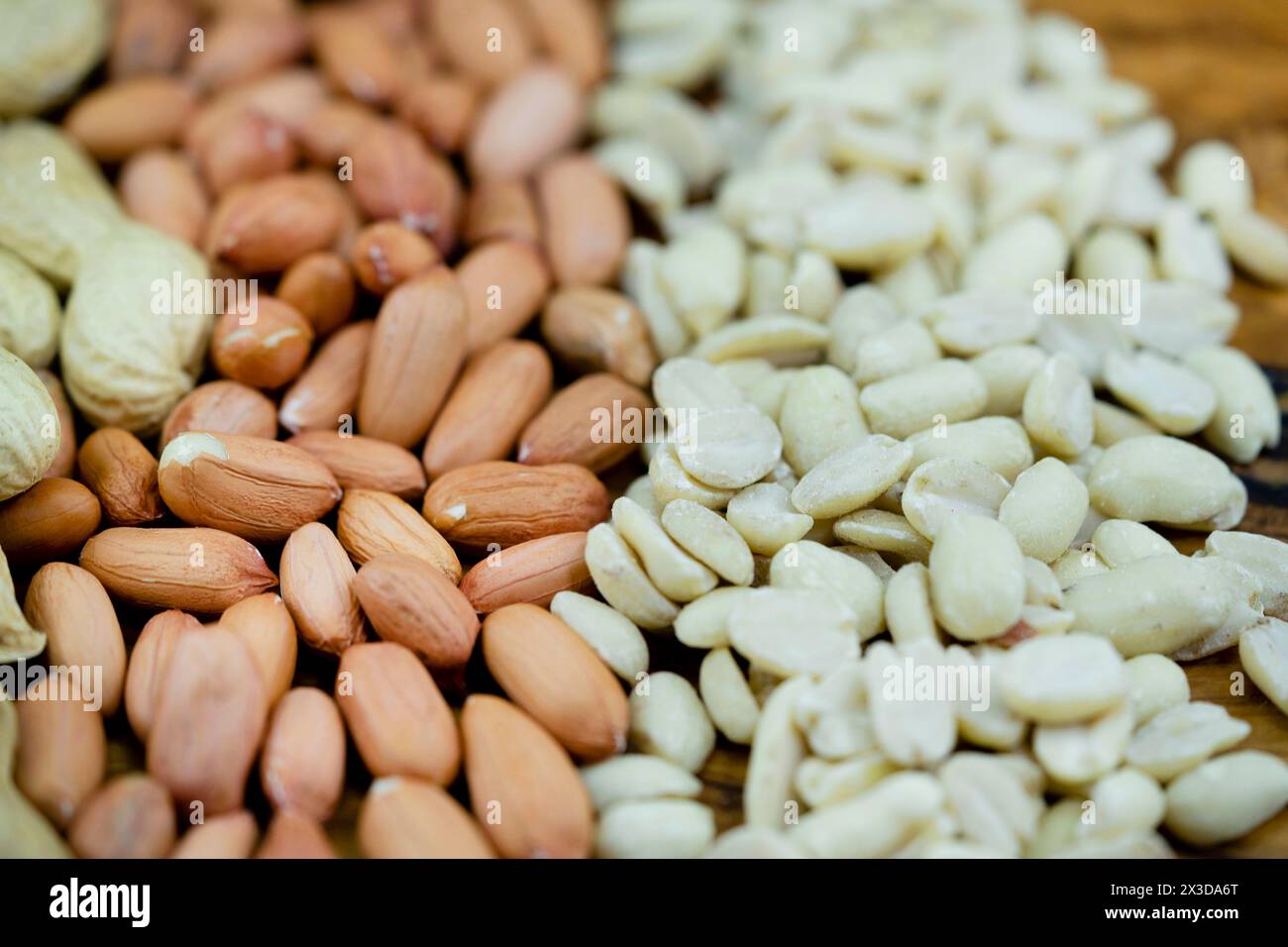 Peanuts with and without shell hi-res stock photography and images - Alamy