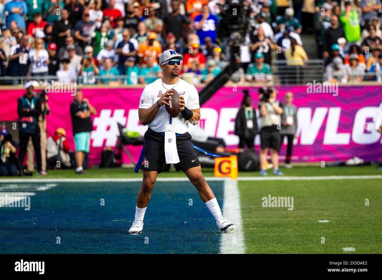 Quarterback touchdown pass hi-res stock photography and images - Alamy