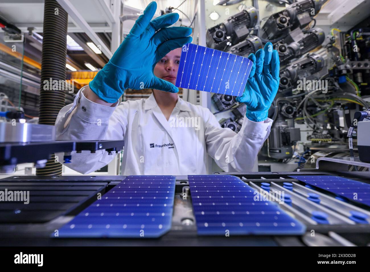 Solar cell stringer hi-res stock photography and images - Alamy