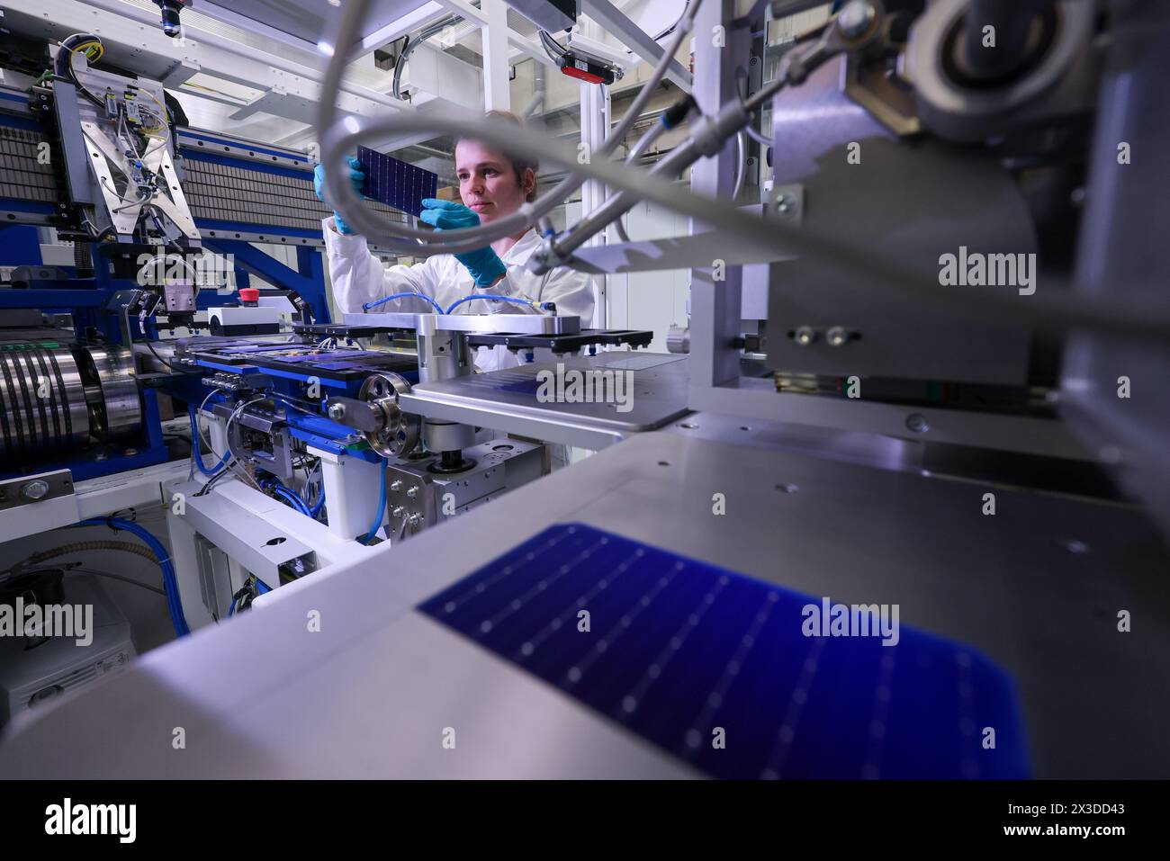 Solar cell stringer hi-res stock photography and images - Alamy