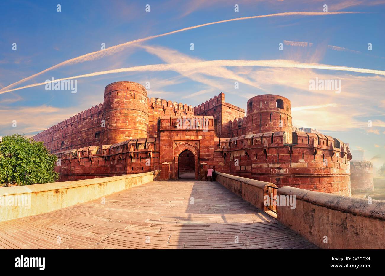 Agra red fort main gate hi-res stock photography and images - Alamy