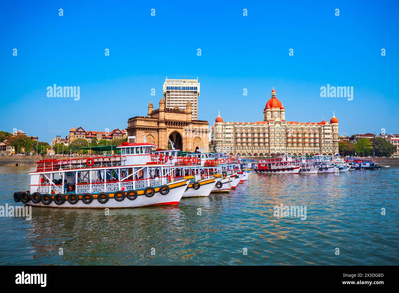 Elephanta boats hi-res stock photography and images - Alamy