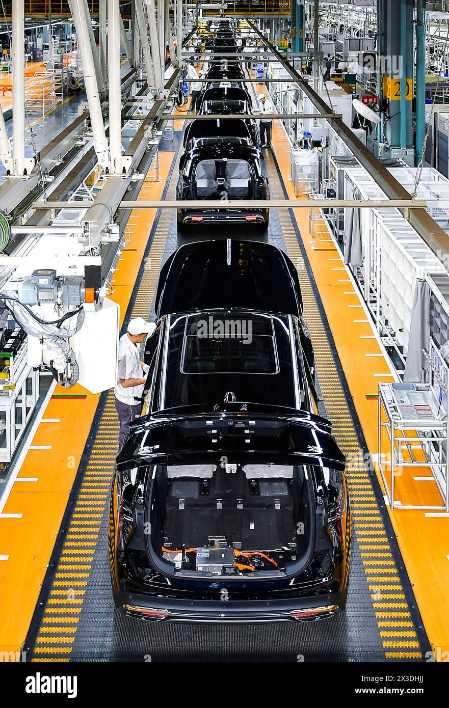 (240426) -- BEIJING, April 26, 2024 (Xinhua) -- Workers assemble hybrid ...