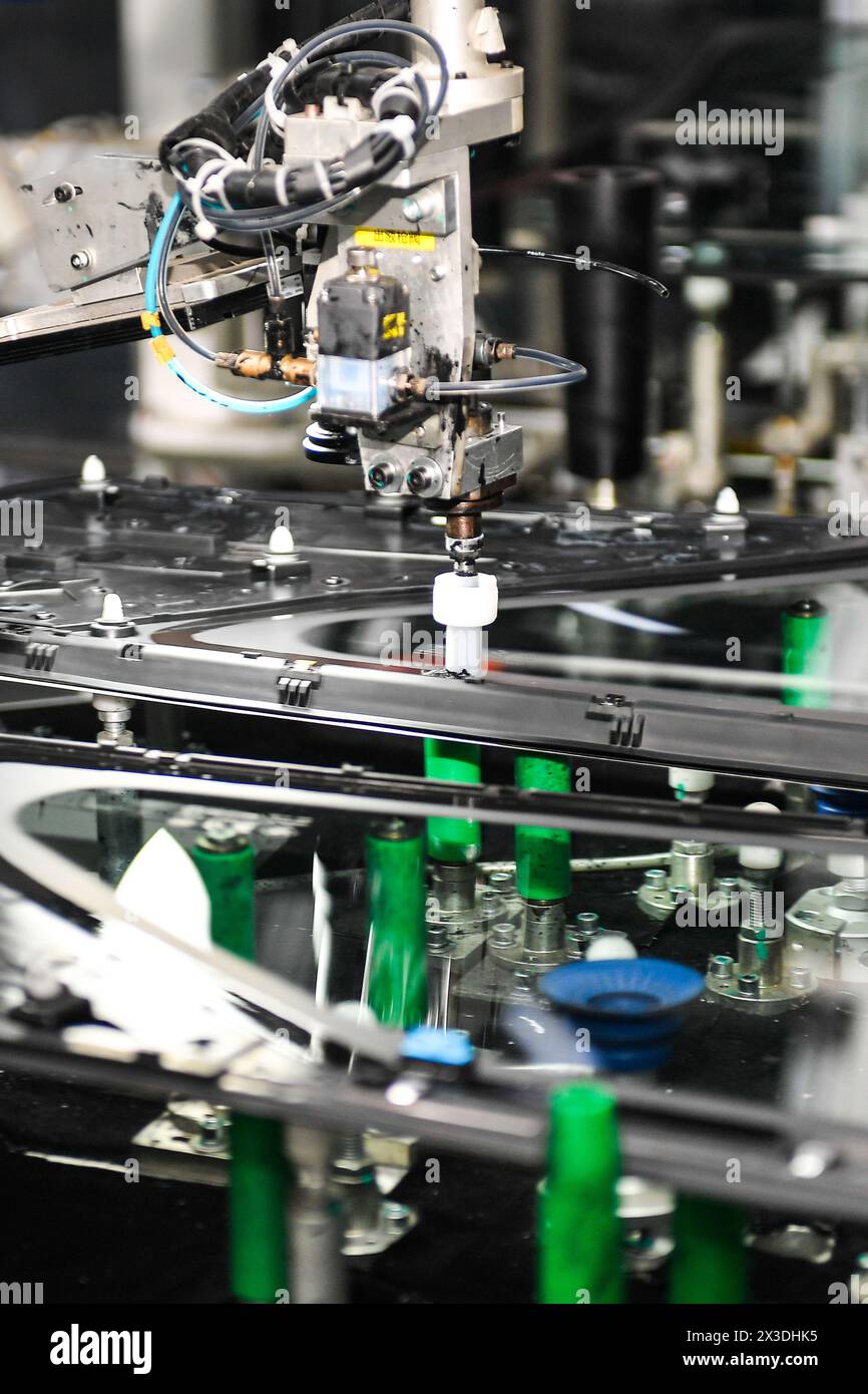 (240426) -- BEIJING, April 26, 2024 (Xinhua) -- Robots work at an ...