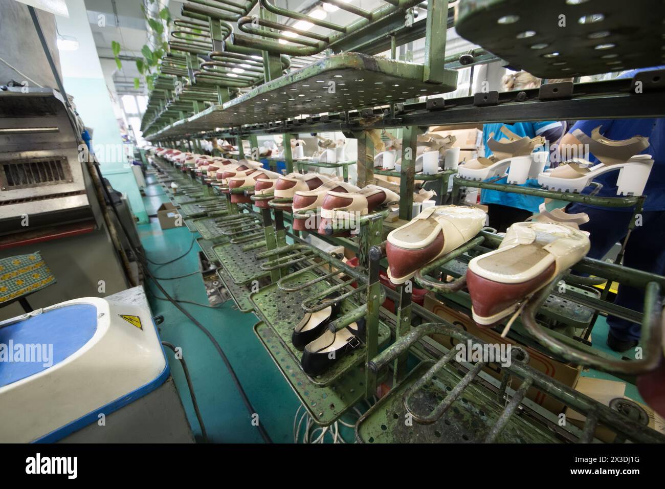 Assembly conveyor belt fashion hi-res stock photography and images - Alamy