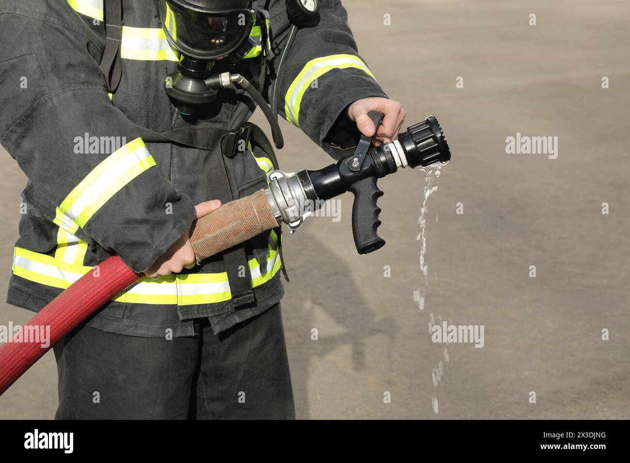 Man wearing gas mask spraying hi-res stock photography and images - Alamy