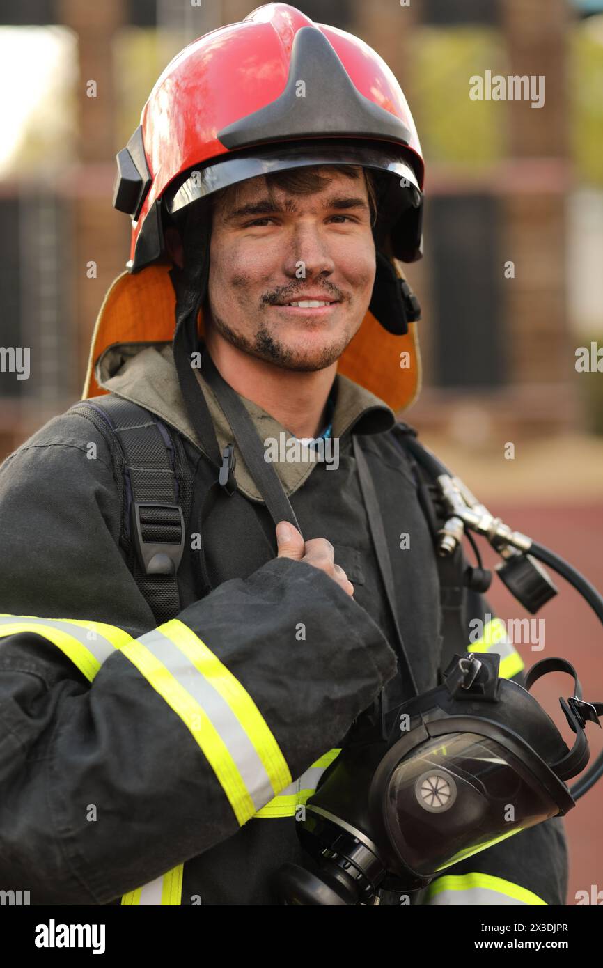 Fireman wearing breathing apparatus hi-res stock photography and images ...