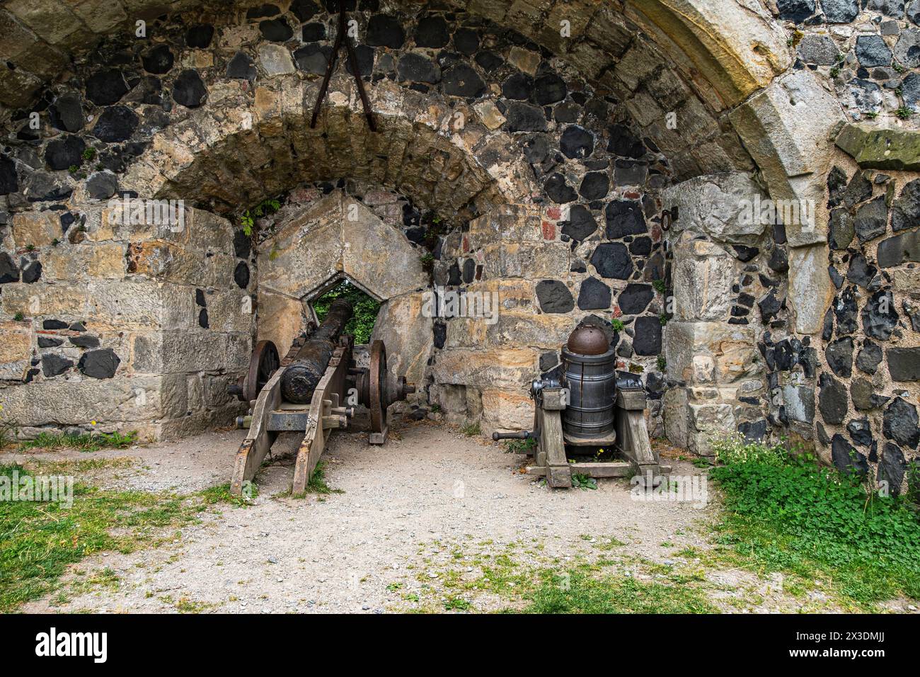 Burg Stolpen, Sachsen, Deutschland Historische Geschütze an der Festungsmauer der Burg Stolpen ...