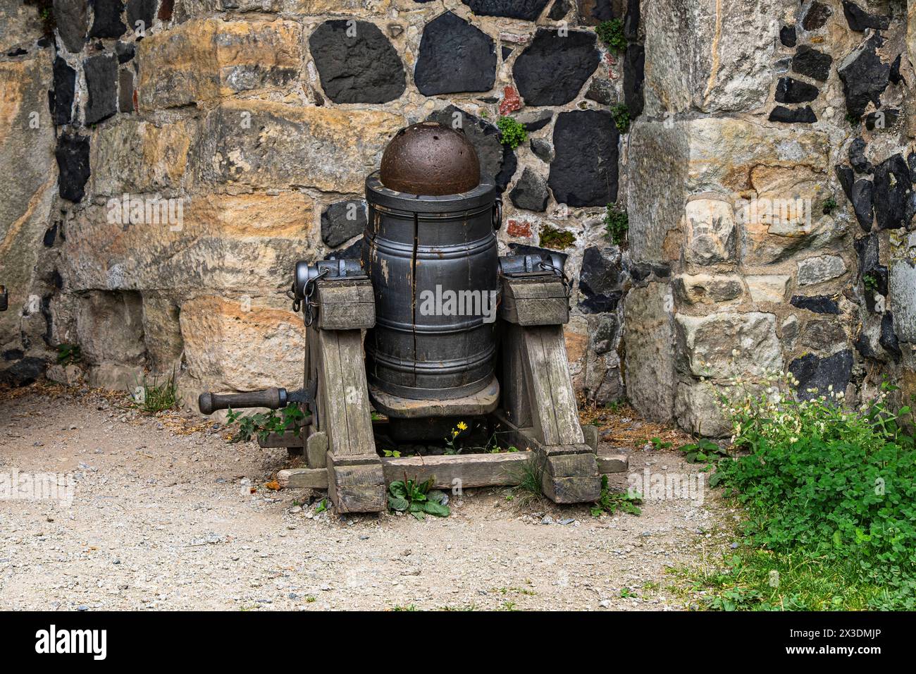 Burg Stolpen, Sachsen, Deutschland Modell eines historischen Mörsers an der Festungsmauer der ...