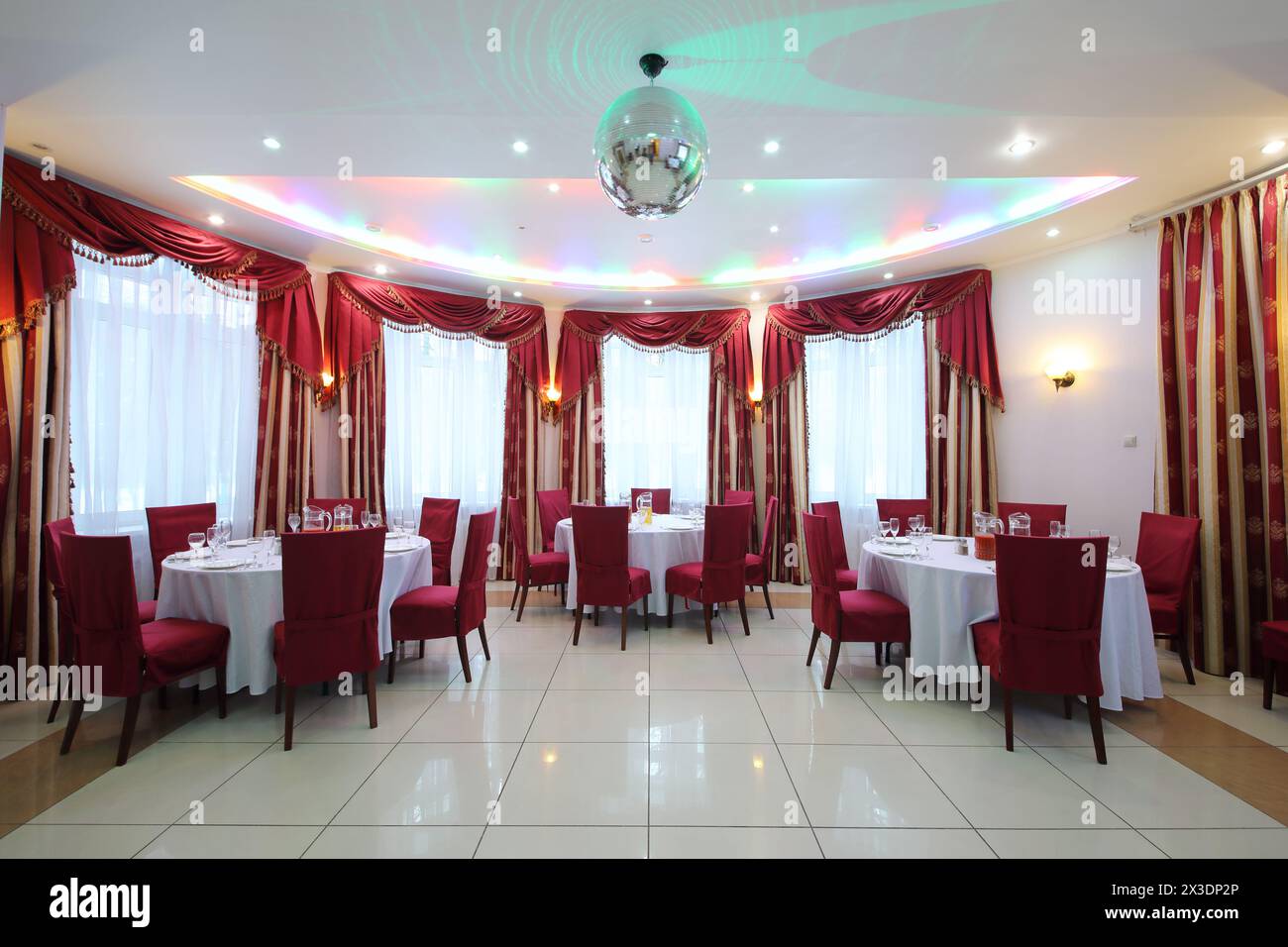 Empty banquet hall table hi-res stock photography and images - Alamy