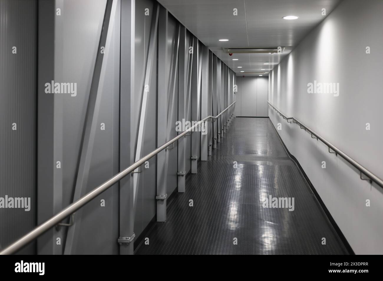 Telescopic bridge aircraft hi-res stock photography and images - Alamy