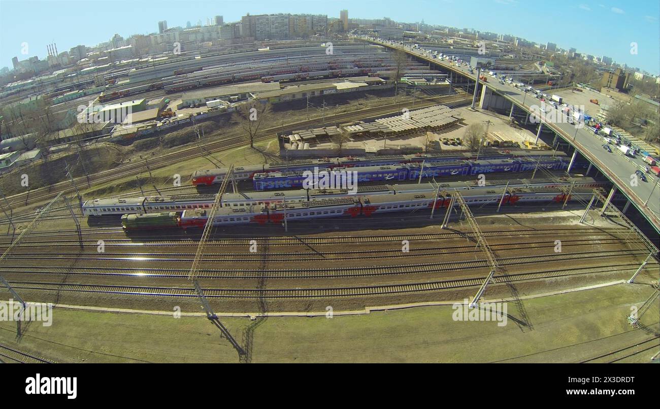 MOSCOW, RUSSIA - APRIL 10, 2014: Cityscape with traffic on Rizhskaya ...