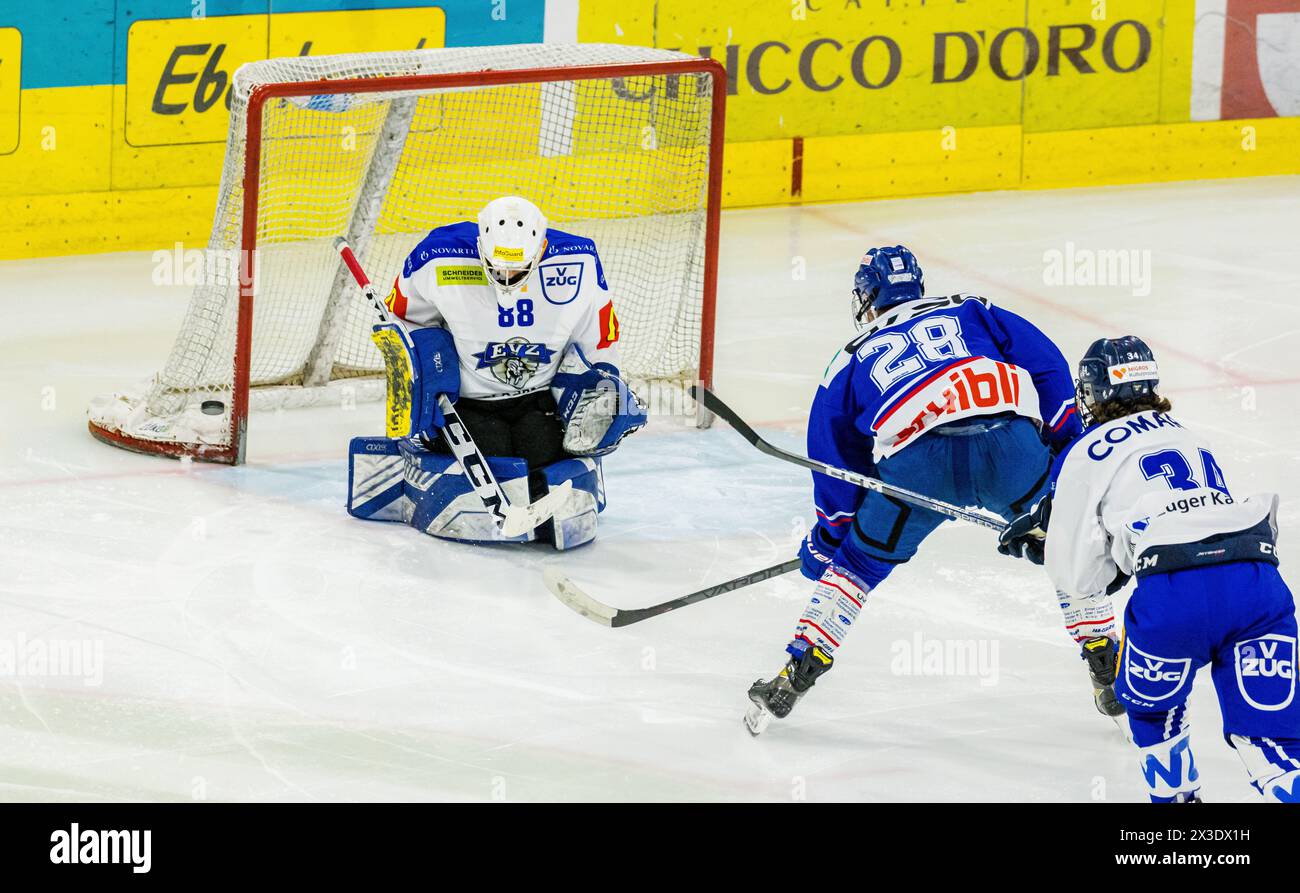 Den Schuss des Kloteners #28 Yannik Ponzetto lässt der Zuger Torhüter ...