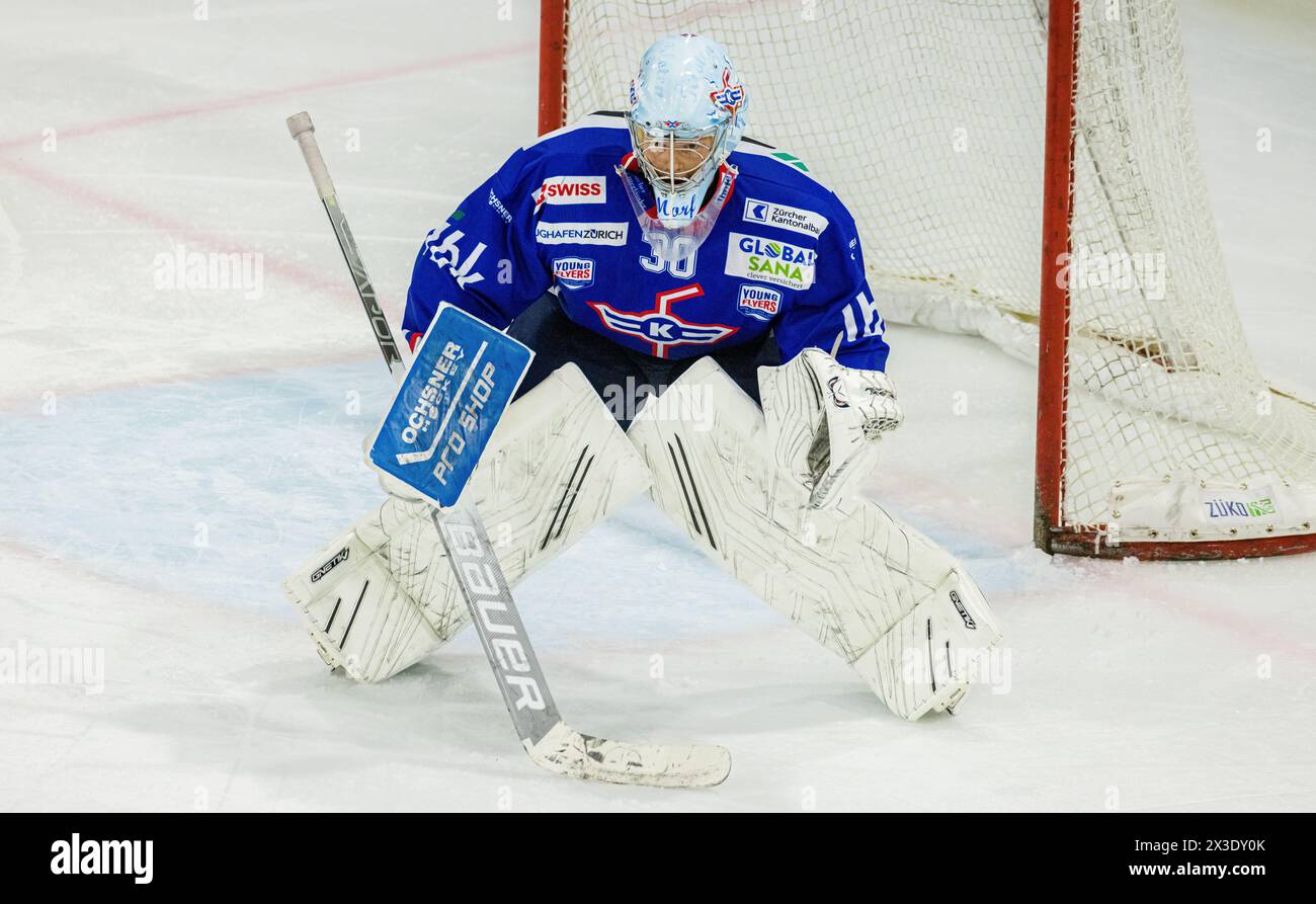 EHC Kloten Torhüter #30 Jannis Morf ist, während dem Spiel gegen den ...