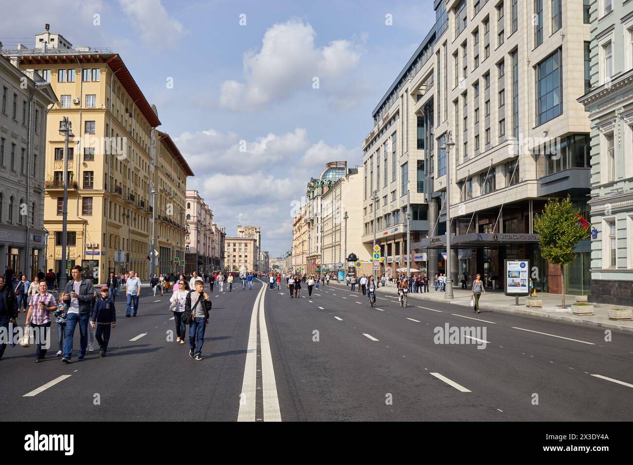 Moscow people walking along tverskaya hi-res stock photography and ...