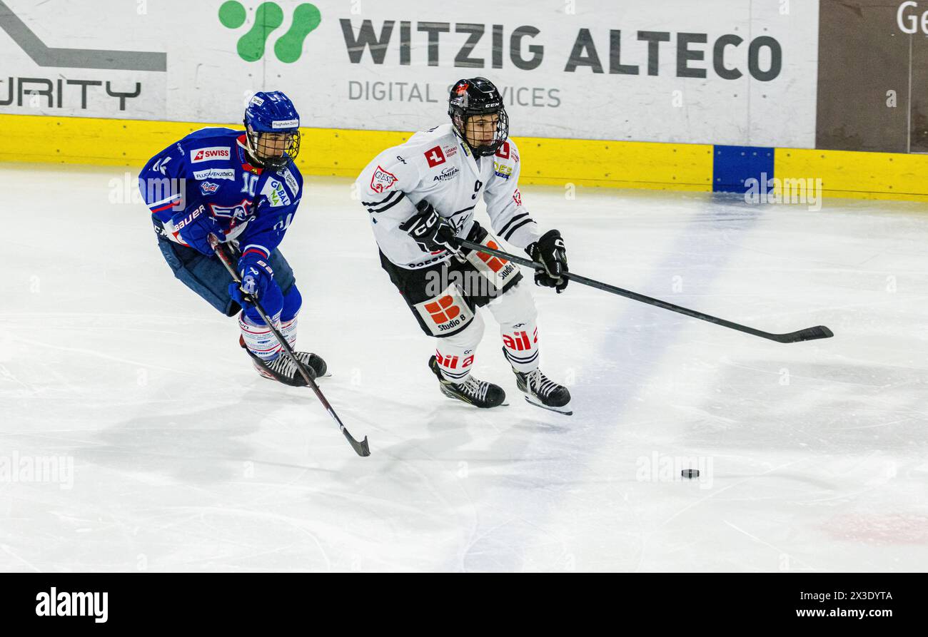 Lugano Stürmer #9 Ariele Bottoni wird in der neutralen Zone durch den ...