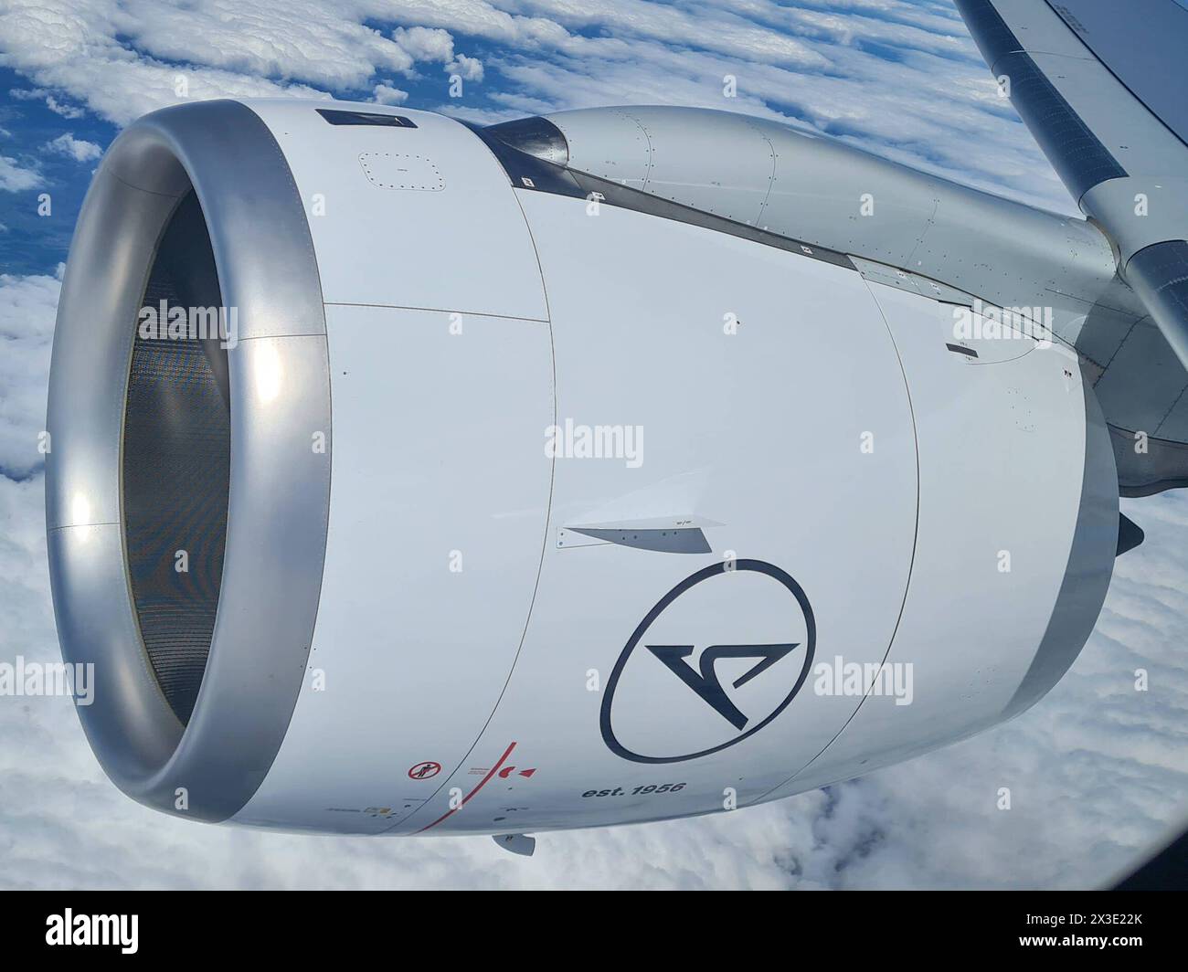 Blick aus dem Kabinenfenster auf Triebwerk Flugzeug Airbus A330-900neo ...