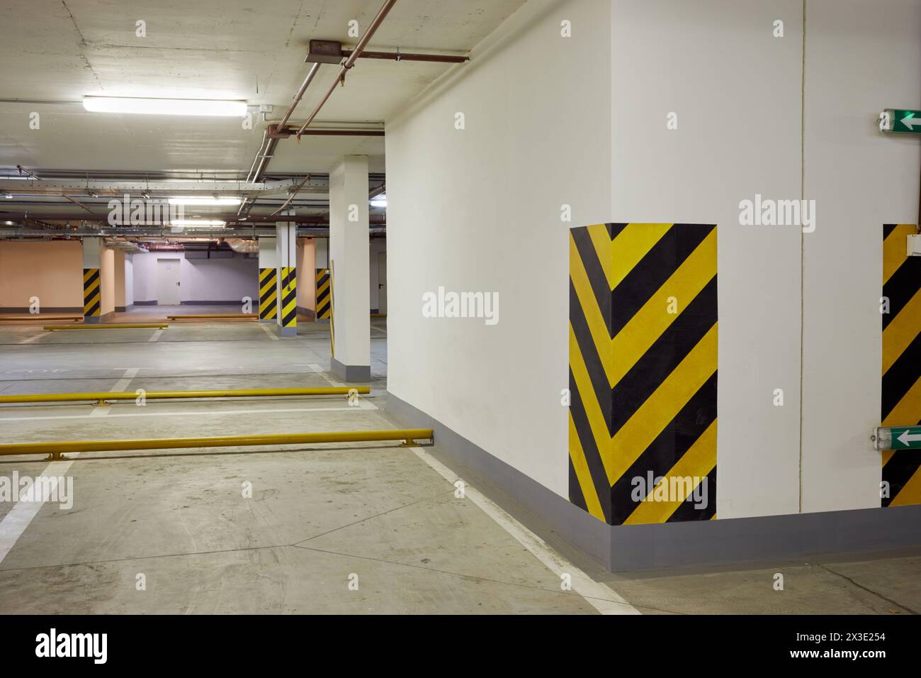 Area of empty underground parking Stock Photo - Alamy