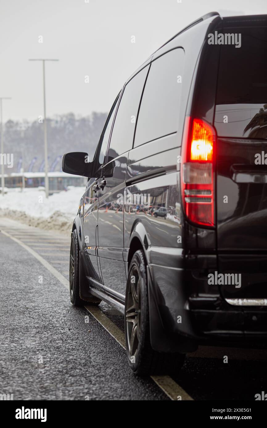 Black minivan hi-res stock photography and images - Alamy