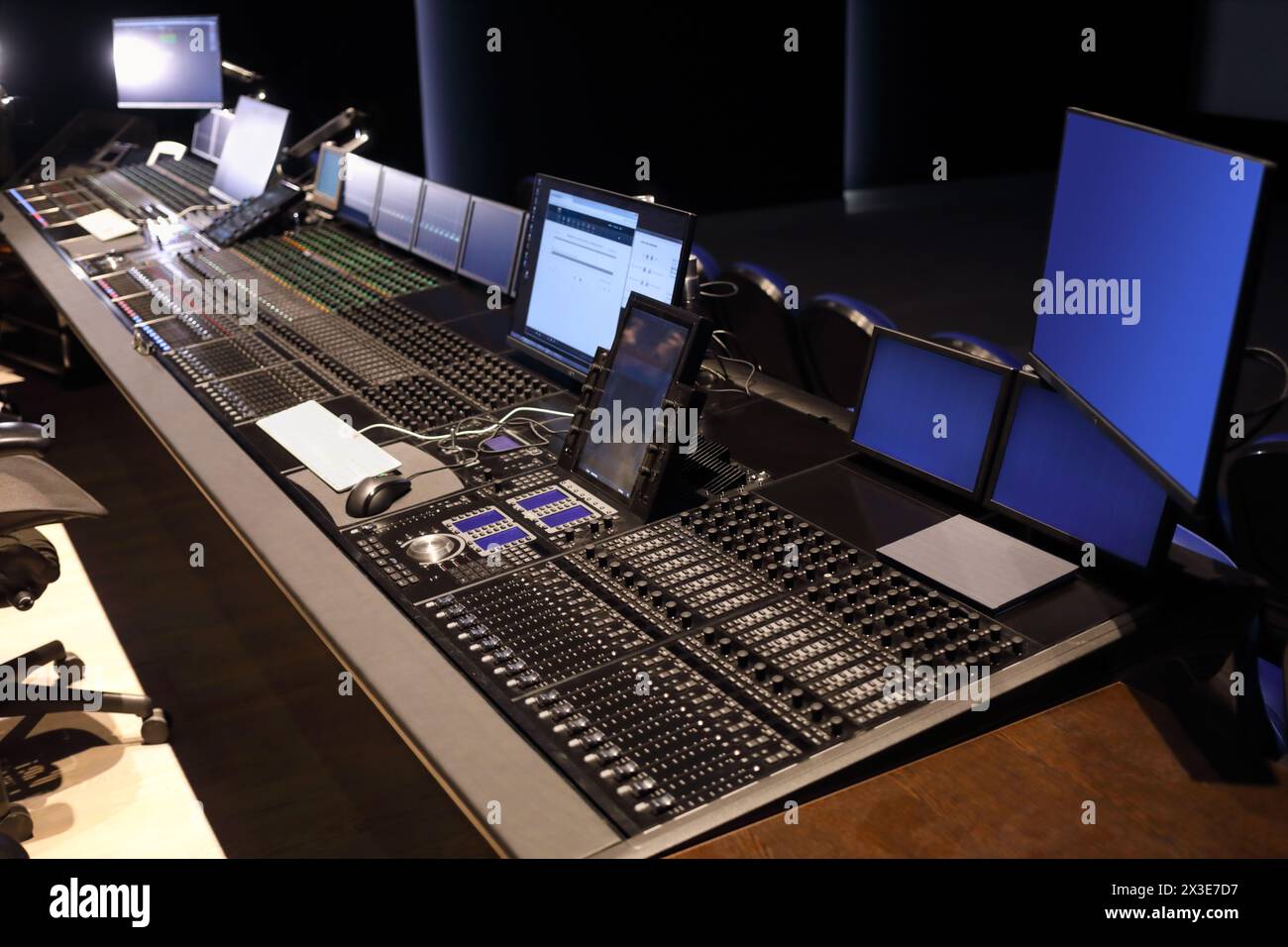Radio studio empty hi-res stock photography and images - Alamy