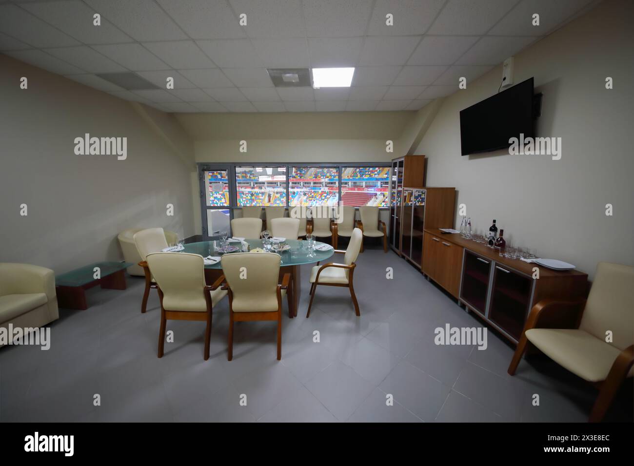 Construction team round table hi-res stock photography and images - Alamy