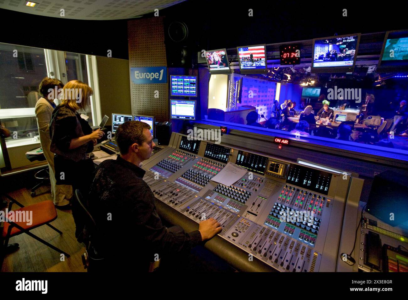 EUROPE 1 RADIO PROGRAM PLUS GUESTS Stock Photo - Alamy