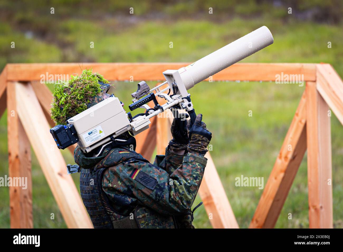 25 April 2024, Lower Saxony, Nienburg (Weser): A reservist takes part ...