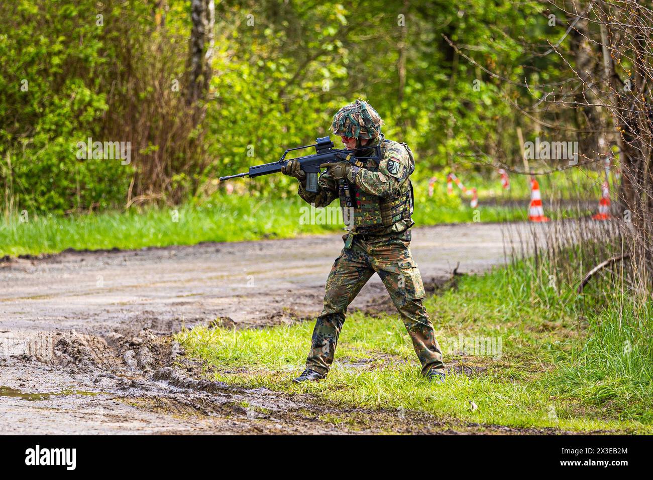 25 April 2024, Lower Saxony, Nienburg (Weser): A reservist takes part ...