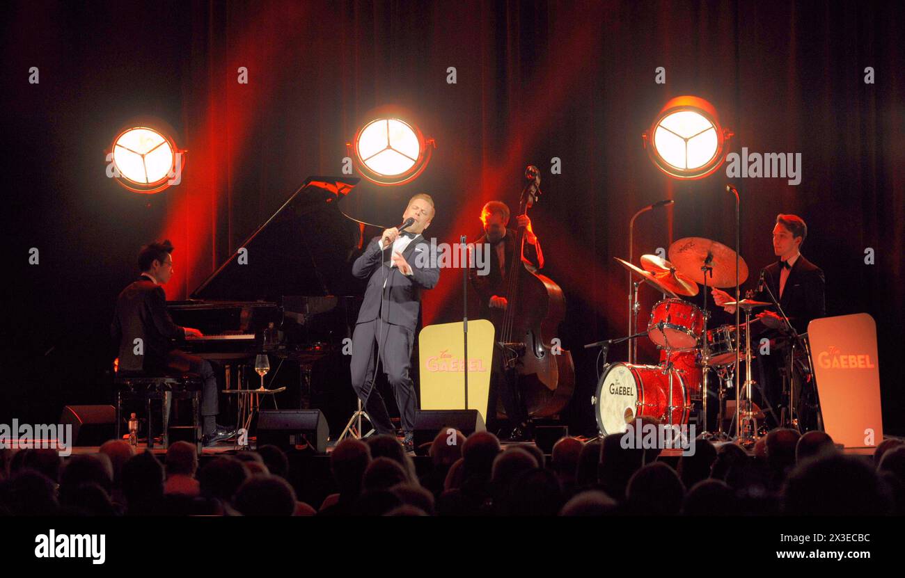 Der deutsche Jazz-Sänger Tom Gaebel und sein Trio mit Jerry Lu p ...
