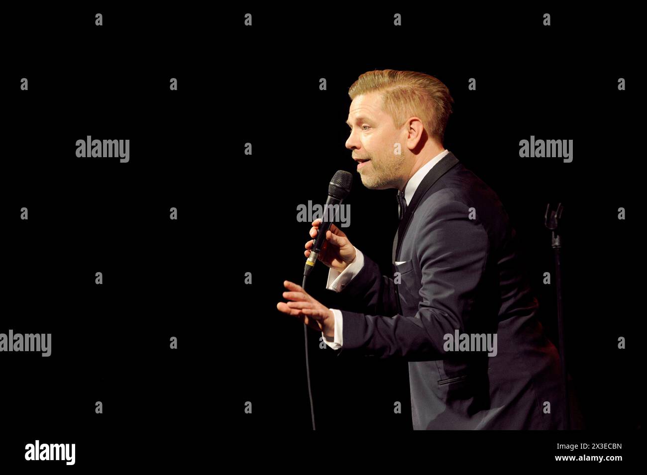 Der deutsche Jazz-Sänger Tom Gaebel im Oberhausener Ebertbad. German ...