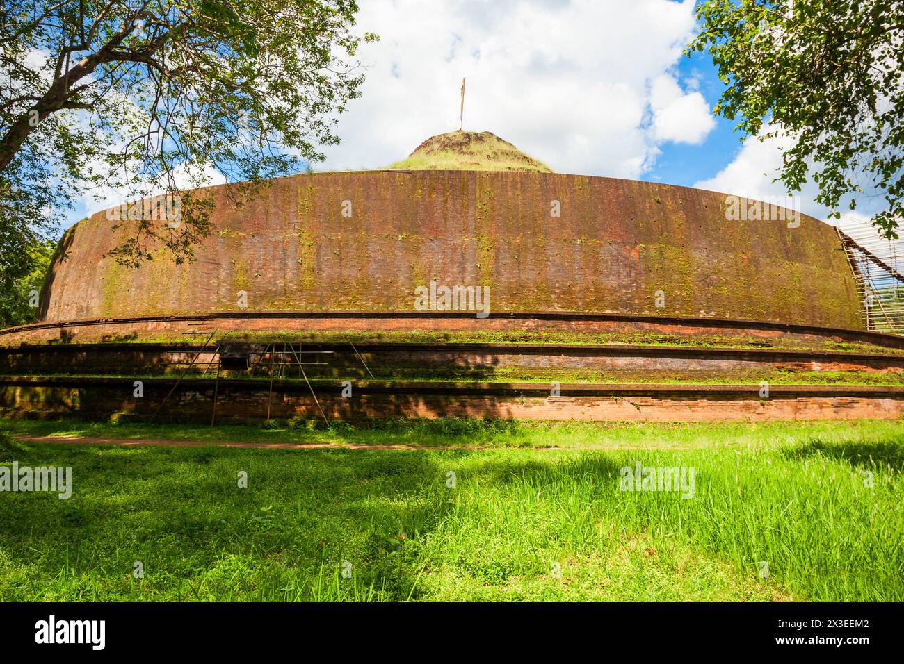 Ancient Yudaganava Rajamaha Viharaya Stupa Temple in Buttala, Sri Lanka ...