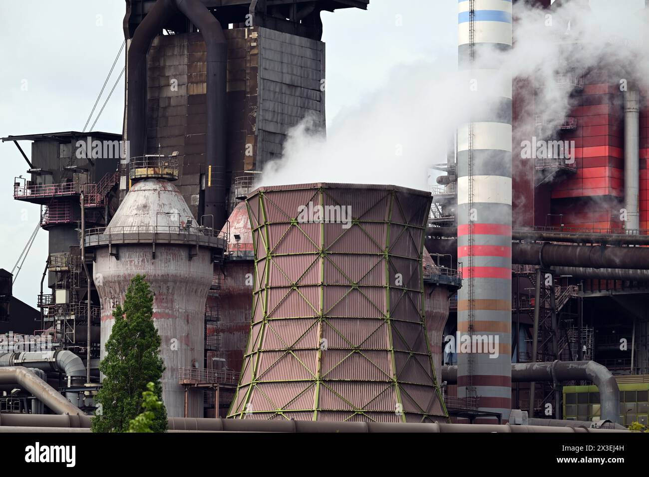 26 April 2024, North Rhine-Westphalia, Duisburg: Smoke rises from the ...
