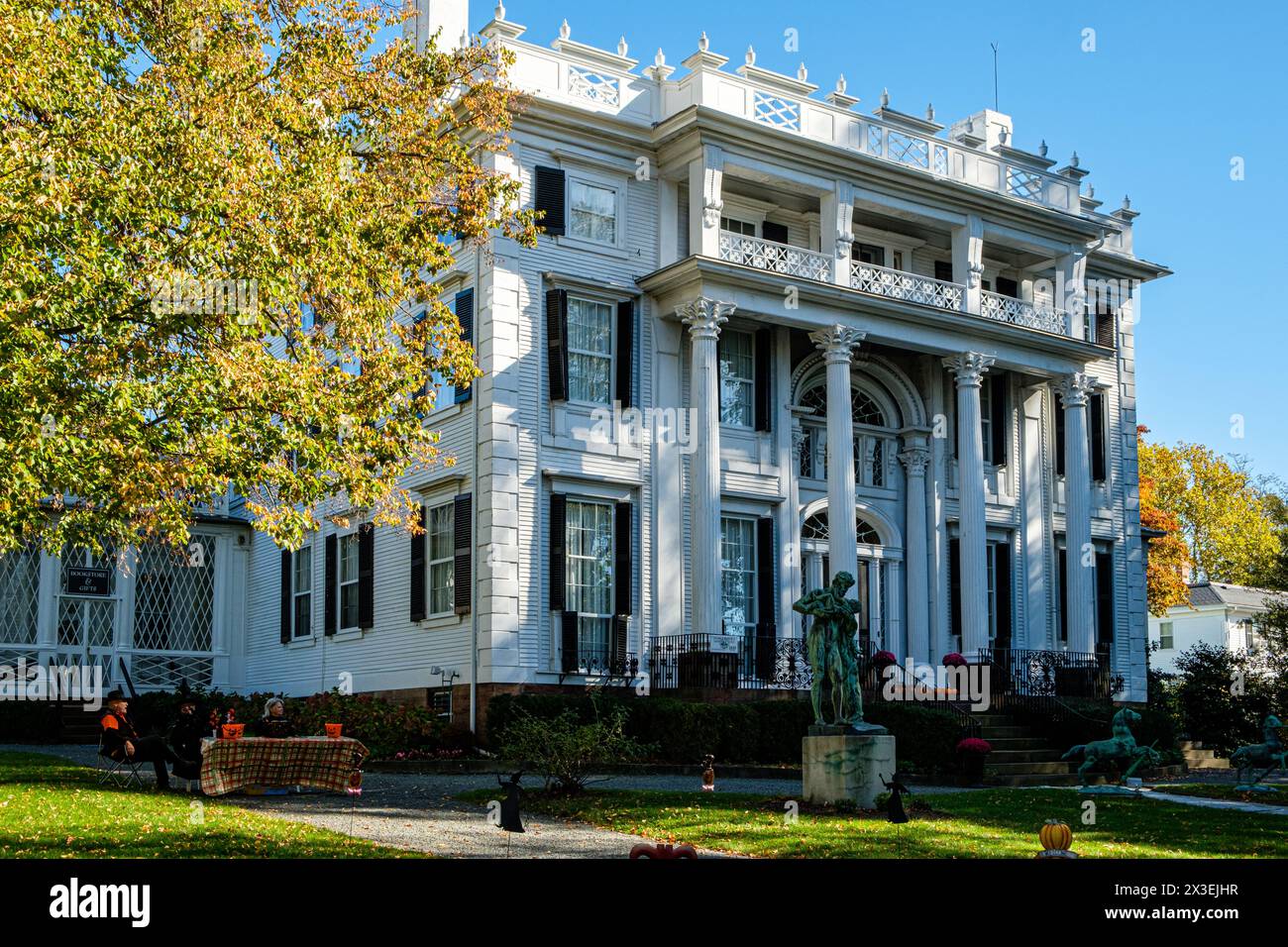 Linden place mansion hi-res stock photography and images - Alamy