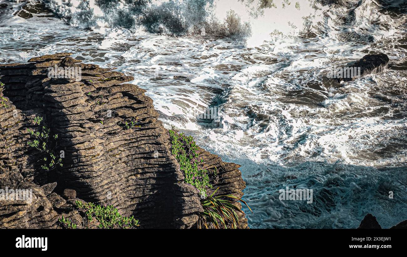 Crashing waves hi-res stock photography and images - Alamy