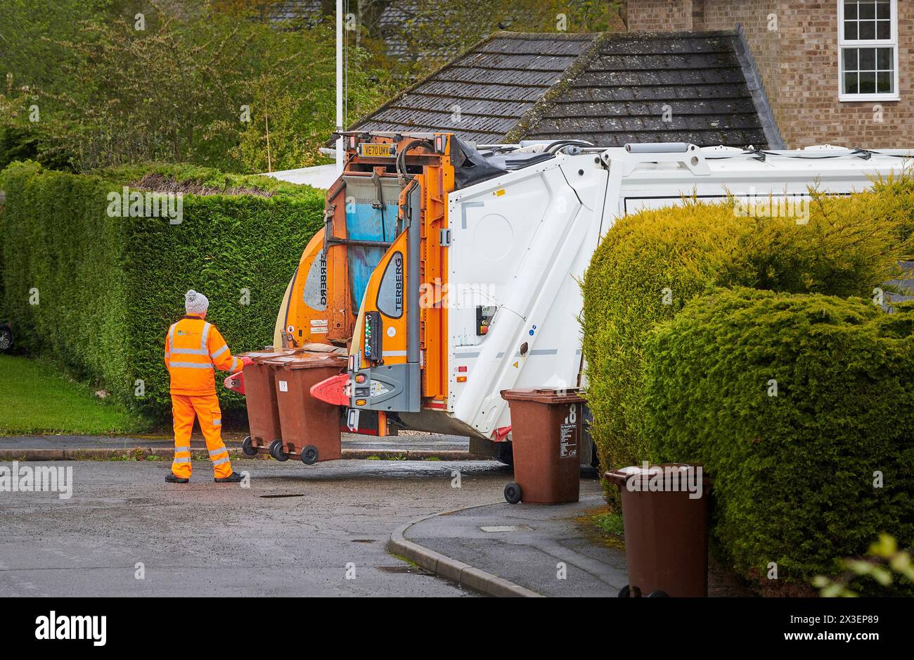 Refuse collection lorry hi-res stock photography and images - Alamy