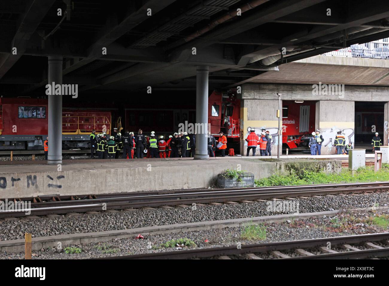 Arbeitszug am Hamburger Hauptbahnhof entgleist. Am Nordkopf des Hauptbahnhofes ist gegen 15.49 ...