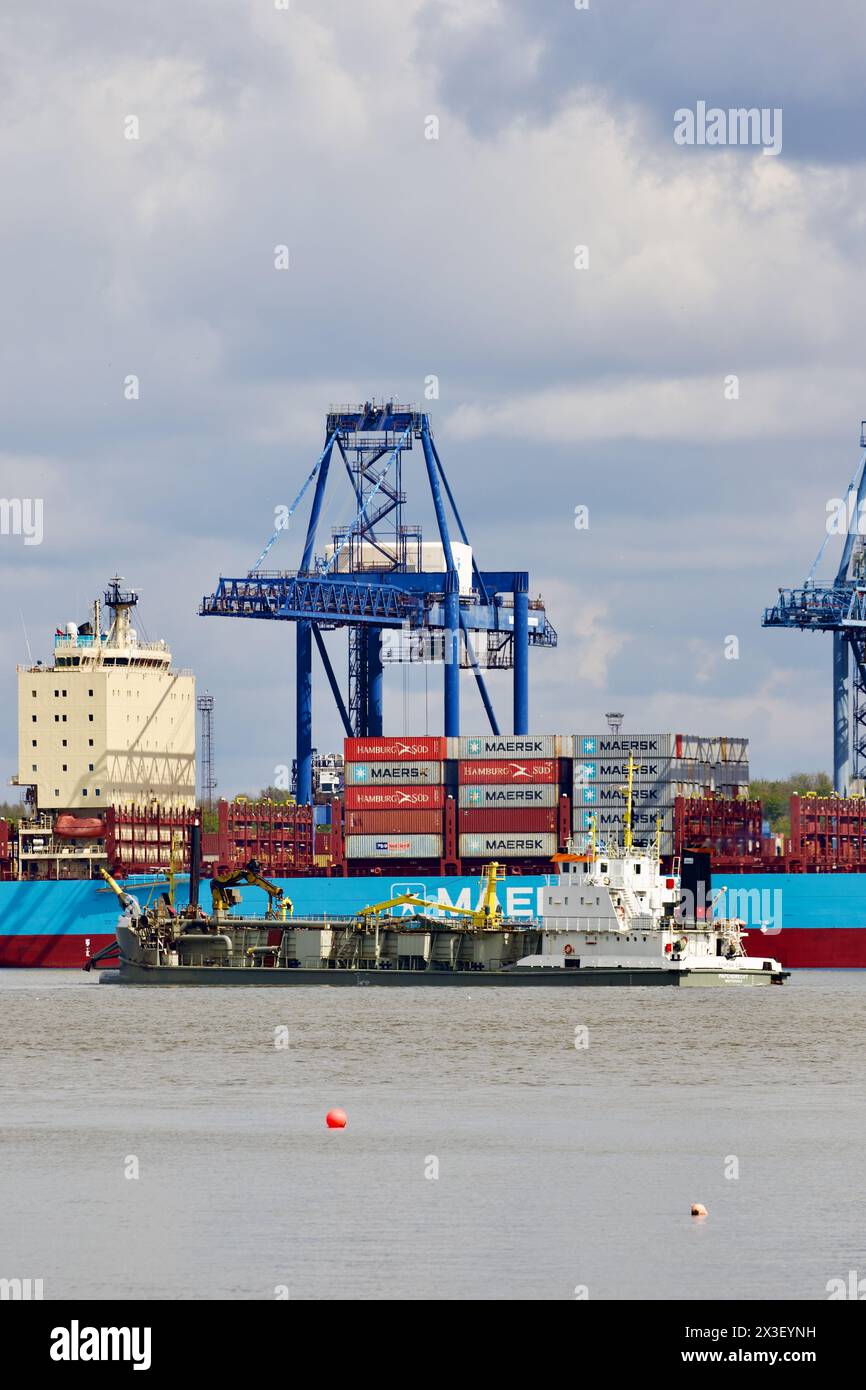 Trailing Suction Hopper Dredger 'Sospan Dau' involved in dredging ...