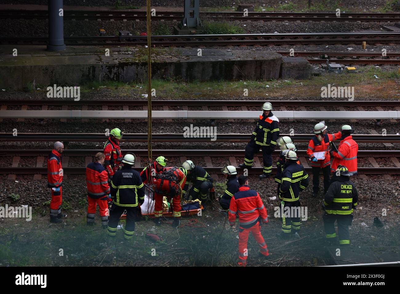 Arbeitszug am Hamburger Hauptbahnhof entgleist. Sanitäter retten einen der Verletzten mit einem ...