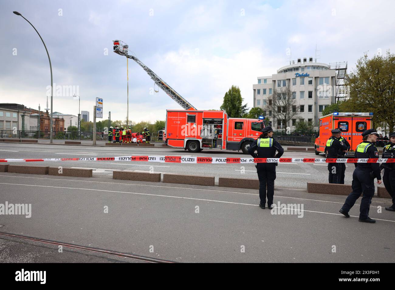 Arbeitszug am Hamburger Hauptbahnhof entgleist. Sanitäter retten einen der Verletzten mit einem ...