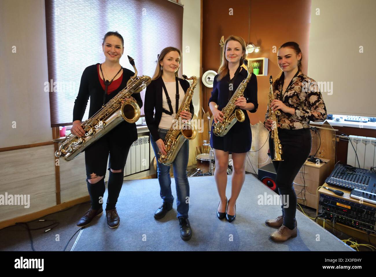Sax pose hi-res stock photography and images - Alamy