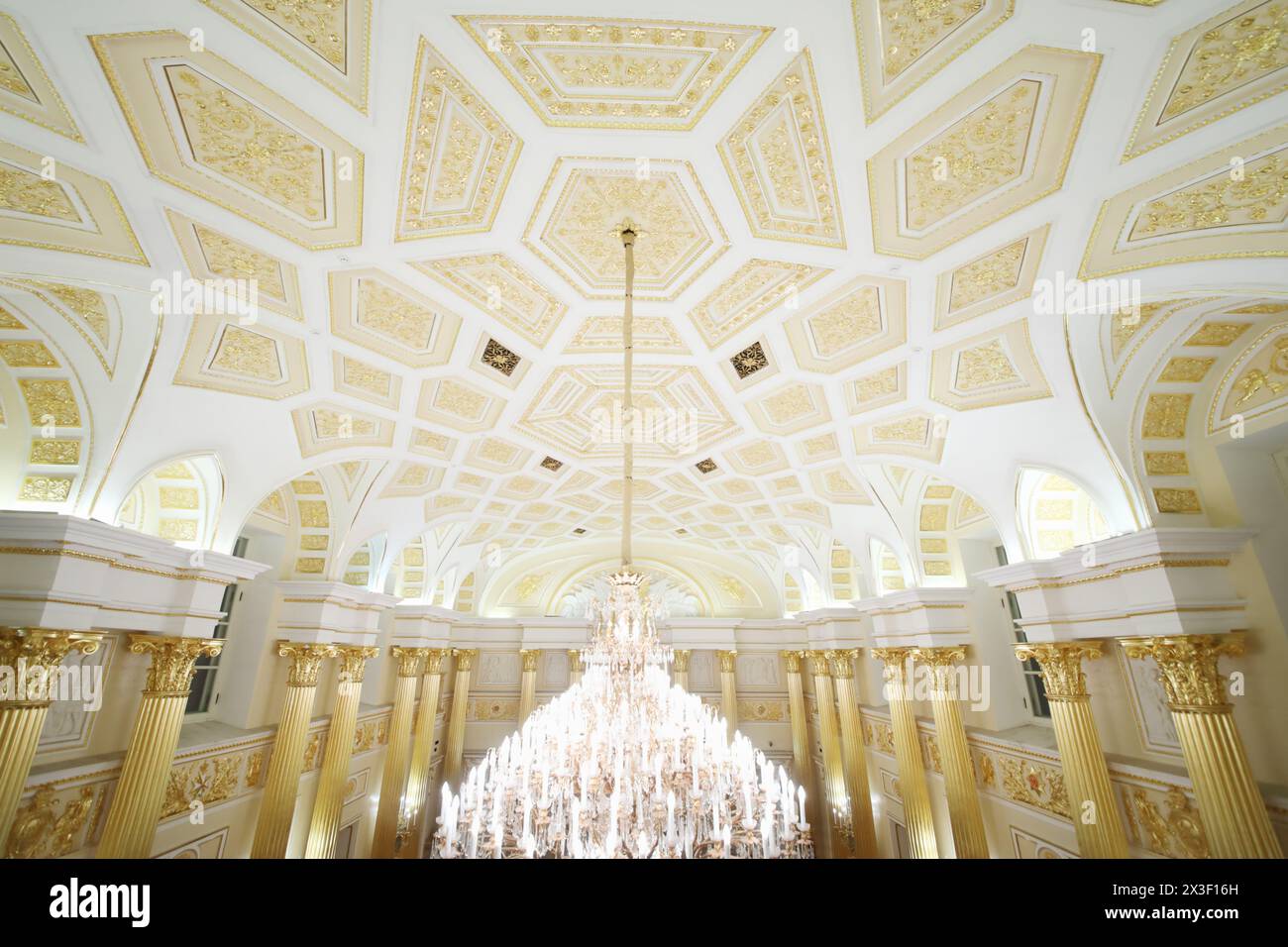 MOSCOW - SEP 16, 2017: Beautiful gilt columns, crystal chandelier in ...