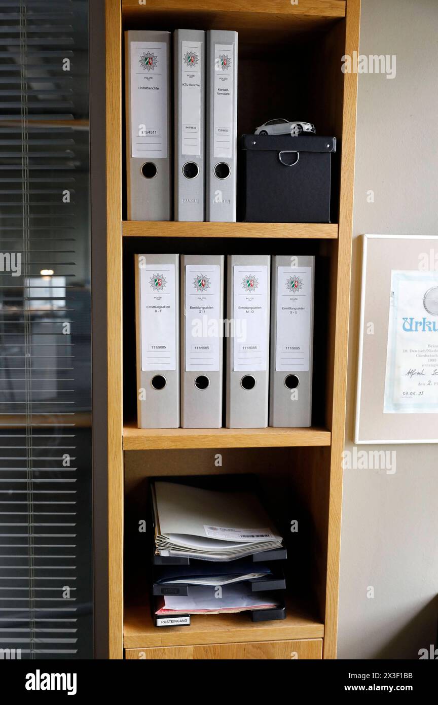 Polizeiakten beim Fototermin bei den Dreharbeiten zum ARD-Krimi Tatort ...