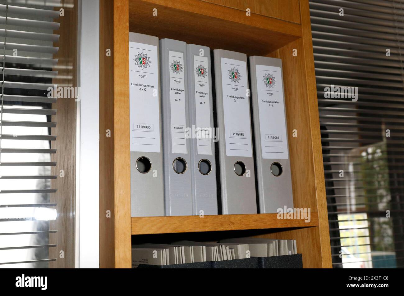 Polizeiakten beim Fototermin bei den Dreharbeiten zum ARD-Krimi Tatort ...