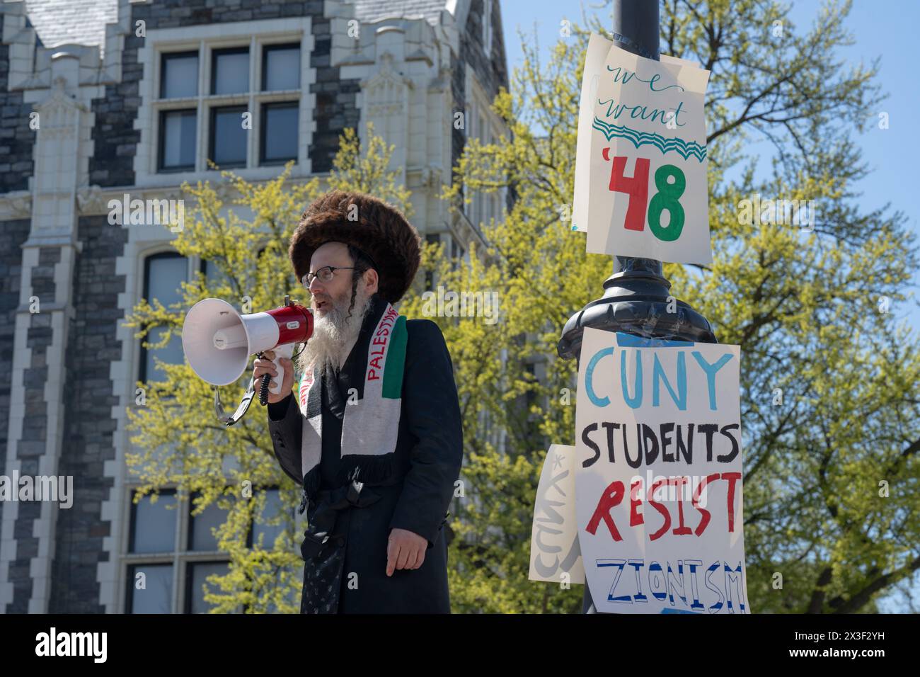 Manhattan, United States. 25th Apr, 2024. A man of the Hasidic faith ...